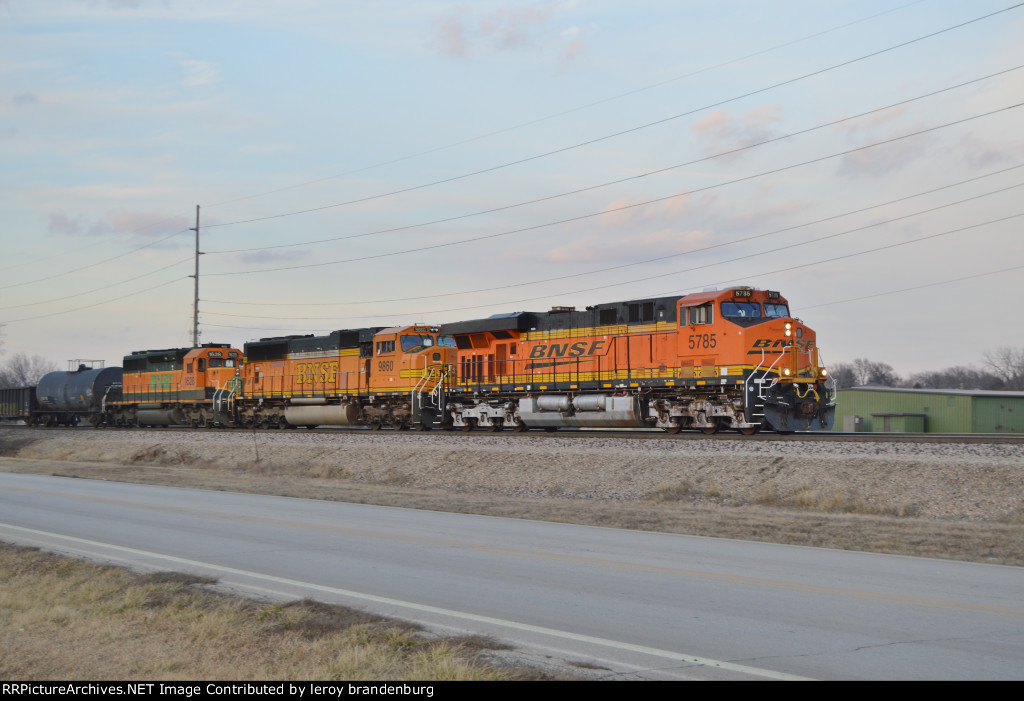 BNSF 5785 pulling the hill
